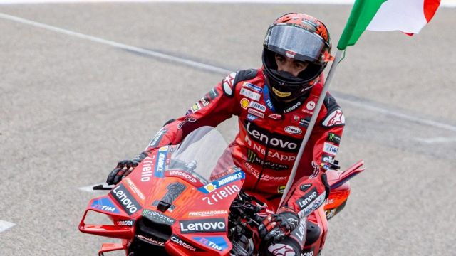 MotoGP Sprint Austria: Bagnaia vince alla grande e raggiunge Martin secondo dopo la penalità ...