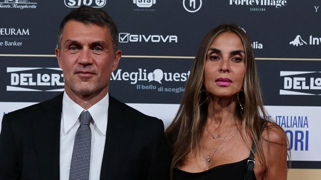 Paolo Maldini e sua moglie, Adriana Fossa, non si trattengono per l'esordio in Nazionale di ...