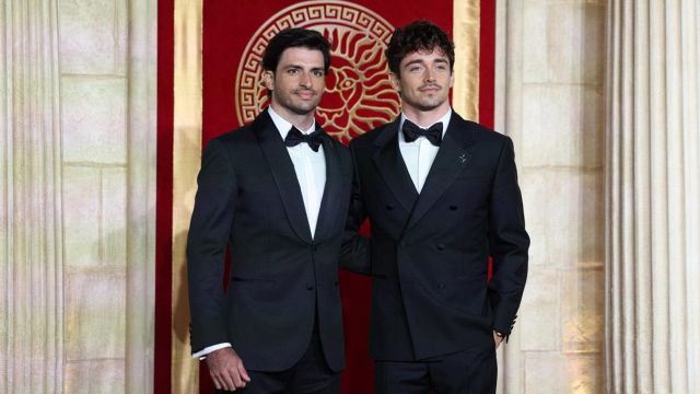 F1, Leclerc e Sainz "gladiatori" in smoking: piloti Ferrari impeccabili ...