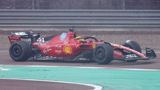 F1, Hamilton mania: debutto Ferrari da 30 e lode. Il gesto di Lewis coi tifosi e spunta il ...
