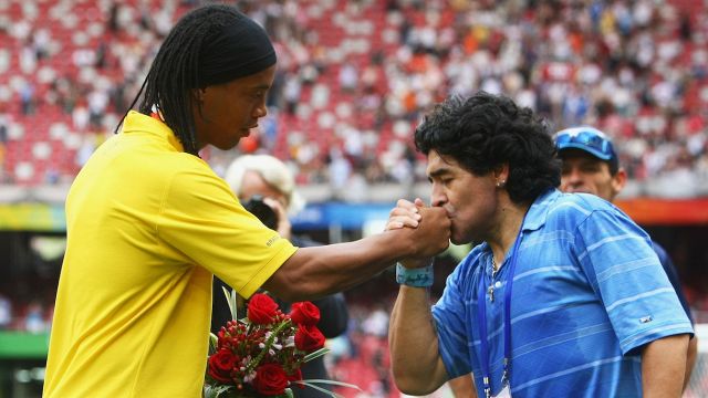 I baci simbolo nel calcio: da Maradona a Cannavaro nel 2006, passando ...
