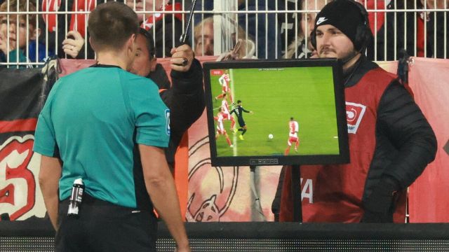 Svolta arbitri: immagini e audio Var andranno in diretta allo stadio ...