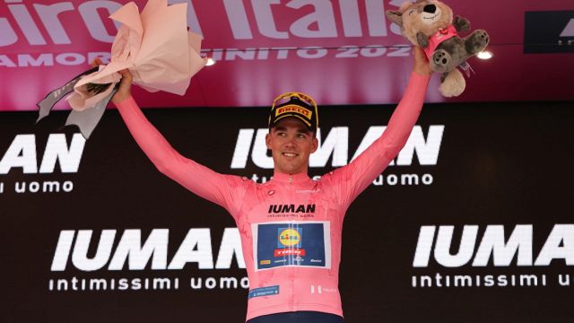 Giro d'Italia, 1a tappa: Pedersen beffa Van Aert, ancora secondo. Ayuso ...