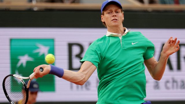 Jannik Sinner irrompe al Roland Garros 2025 con un completo che ...