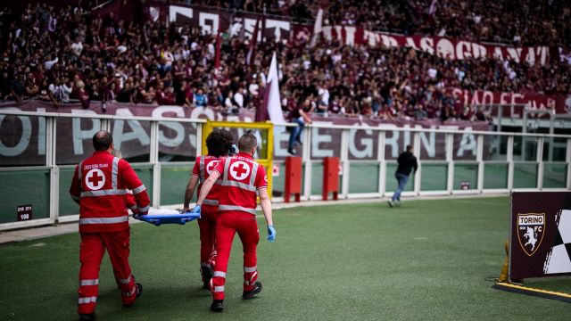 Torino-Inter, incidente a un tifoso e partita sospesa: la decisione di ...