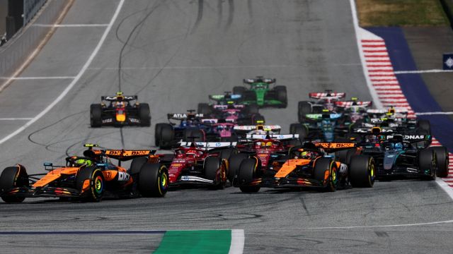 F1 Gp d’Austria, avvio folle: Antonelli fa un disastro e butta fuori Verstappen, i freni della ...