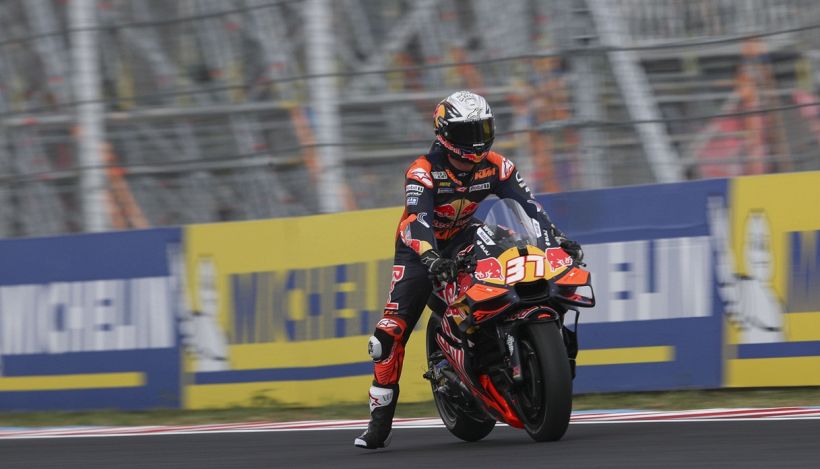 MotoGP Ungheria, Prove: Acosta batte sul filo di lana Marquez, venerdì nerissimo per Bagnaia