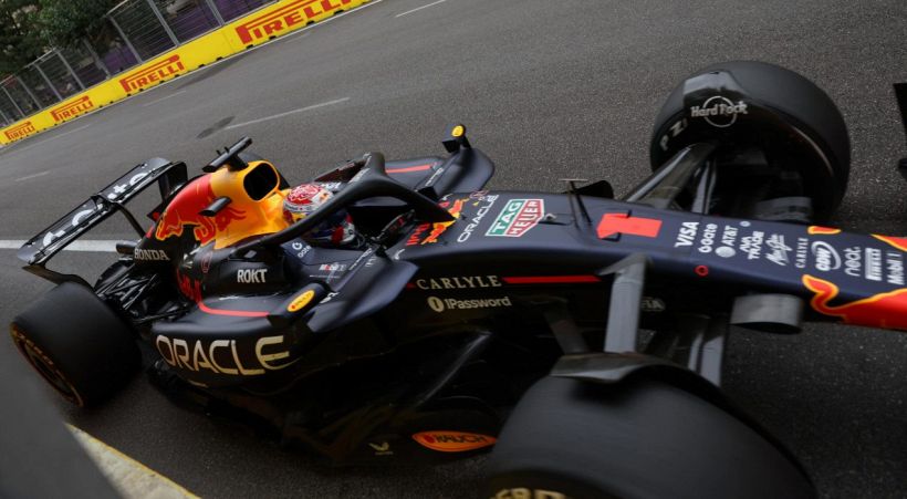 Gp Baku: trionfa Verstappen, Russell e Sainz a podio. Ferrari: Hamilton 8°, Leclerc 9°. Piastri ...