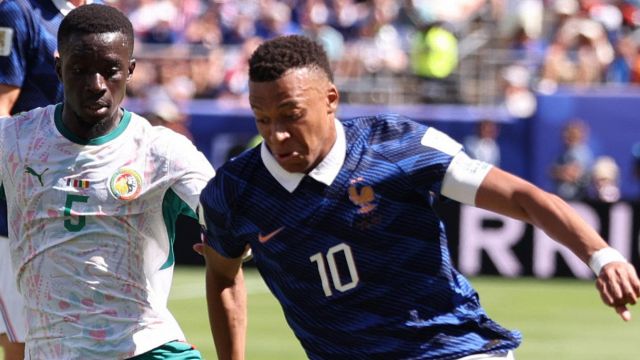 Francia-Senegal, pasticcio tra arbitro e Var nega un rigore a Mbappé: l ...