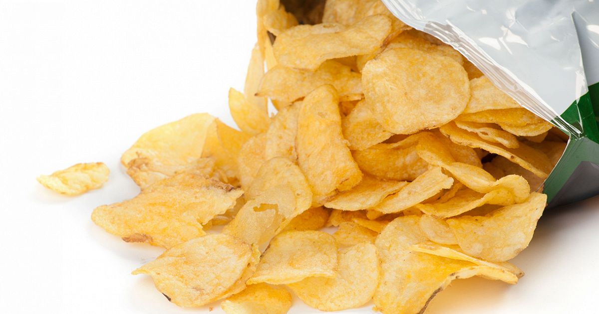 Perché i pacchetti di patatine sono mezzi vuoti?
