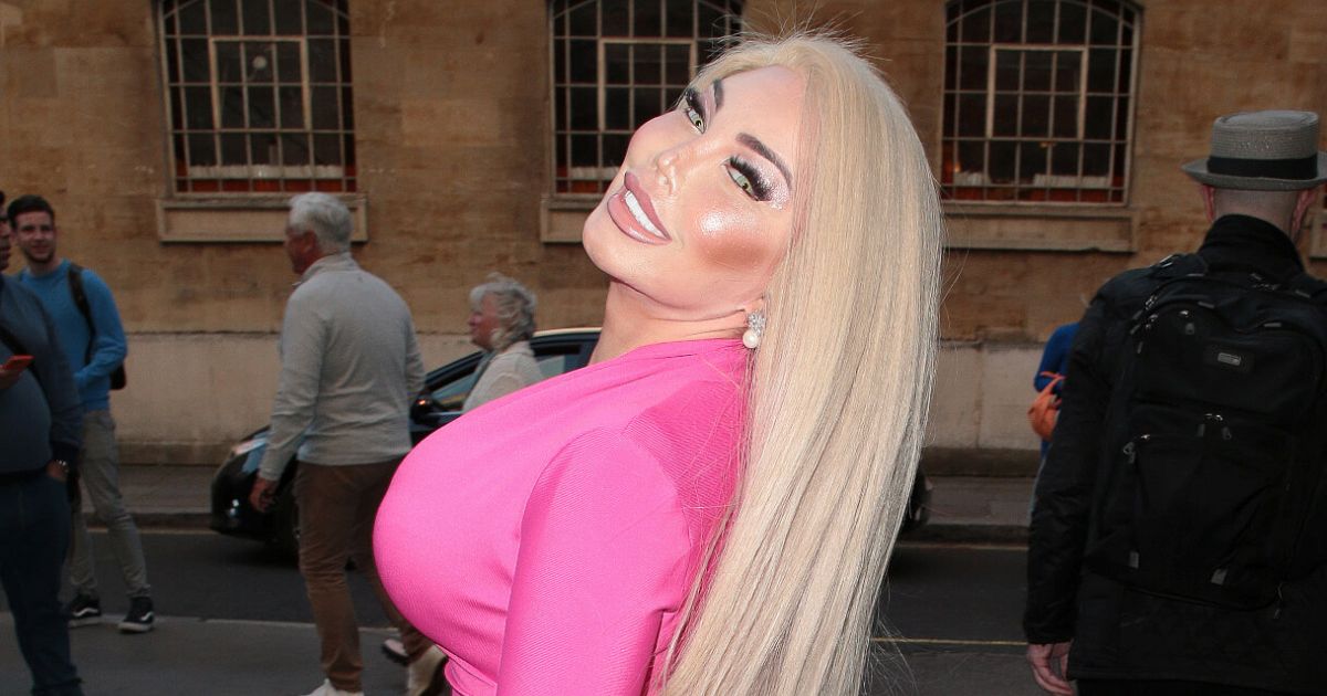 Ha speso 872mila € per diventare una Barbie: la trasformazione