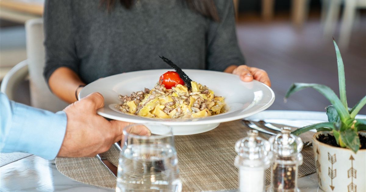 Non ordinare pollo al ristorante: i cibi da evitare quando mangi fuori ...
