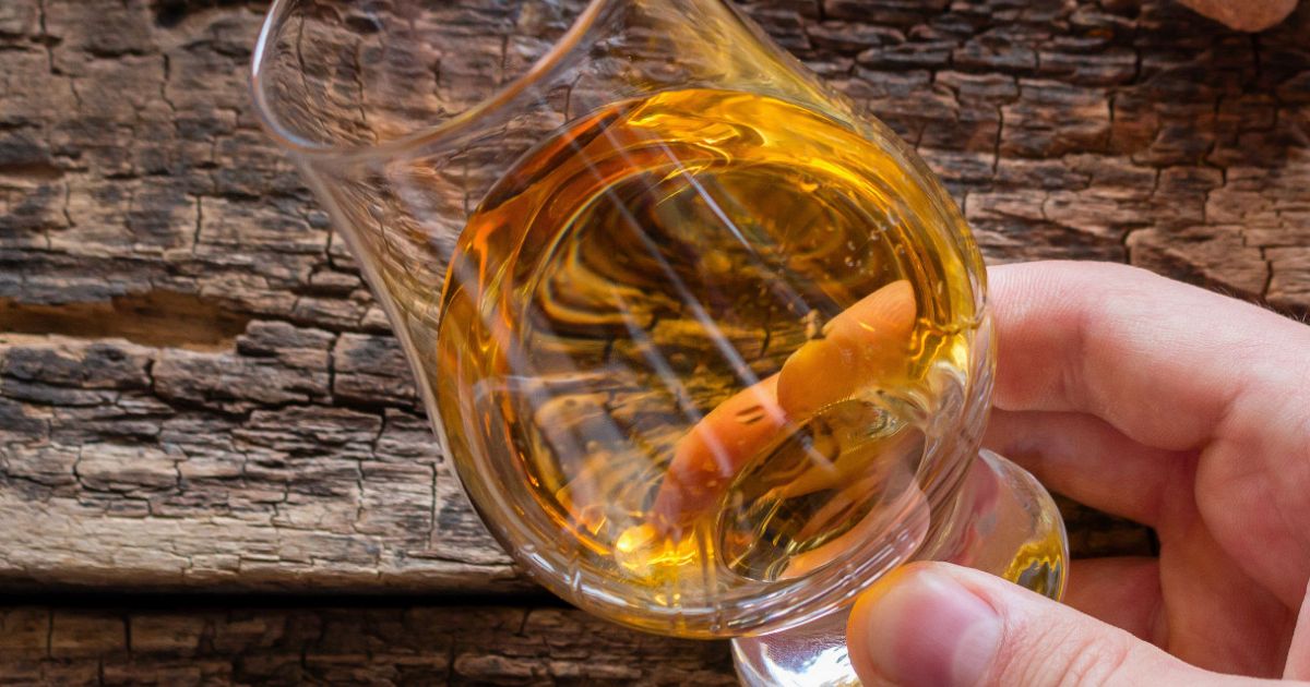 Bere rum fa bene: ecco i suoi benefici sul corpo e cervello