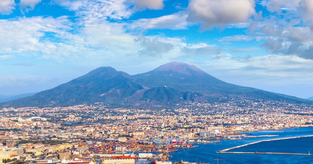 Come e quando potrebbe eruttare il Vesuvio: rischi di un'eruzione dopo ...