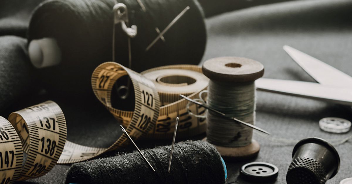 Puoi infilare il filo nell'ago in 3 secondi: prova questo trucco