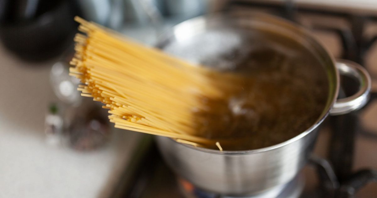 Pasta, guarda l'acqua di cottura: è chiara? Non è un buon segno