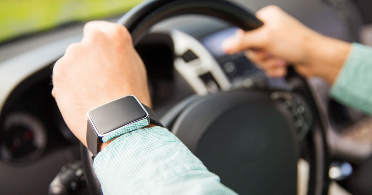 Multe salate per chi usa lo smartwatch in auto: Cosa devi sapere
