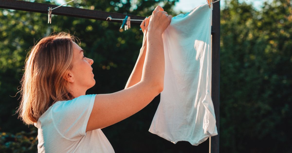 Dalla lavatrice all'armadio: i trucchi per evitare di stirare i panni