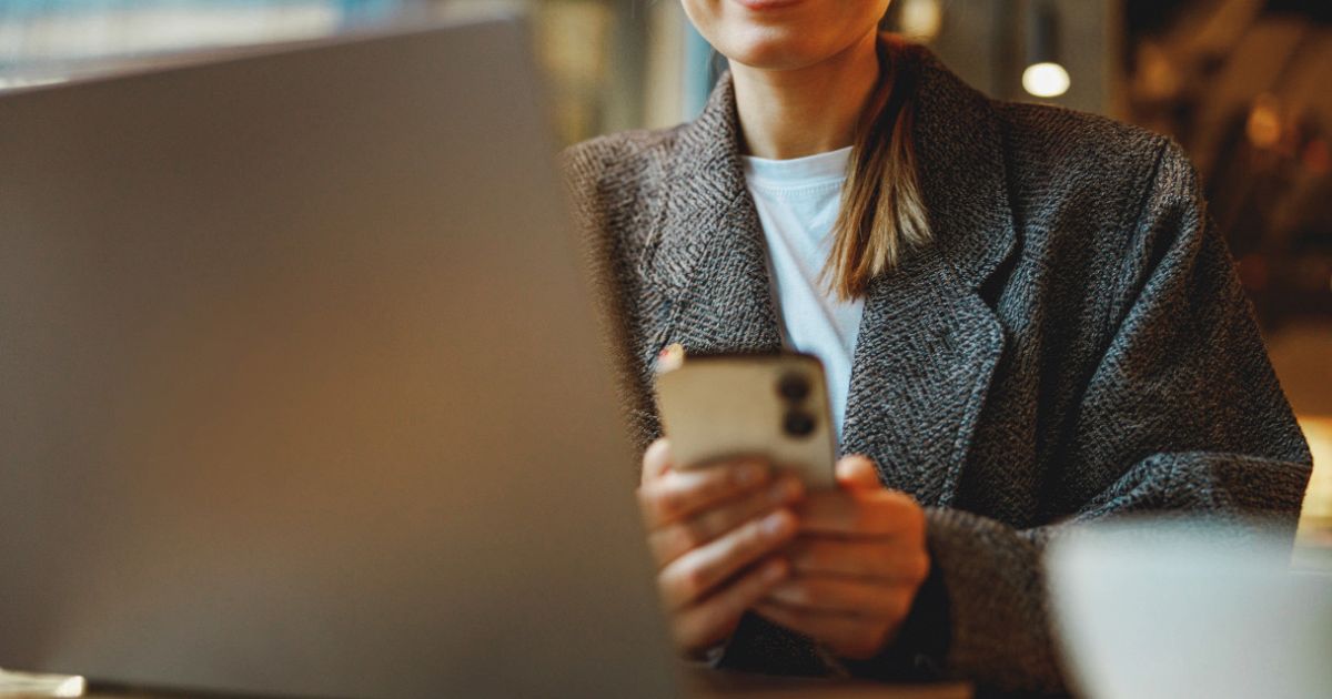 200€ per 1 ora al giorno: che lavoro fa questa ragazza al computer. Non ...