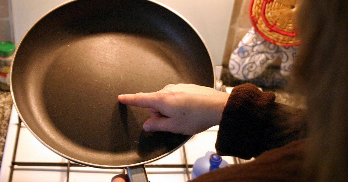 Avviso urgente per chi cucina con padelle antiaderenti: il rischio ...