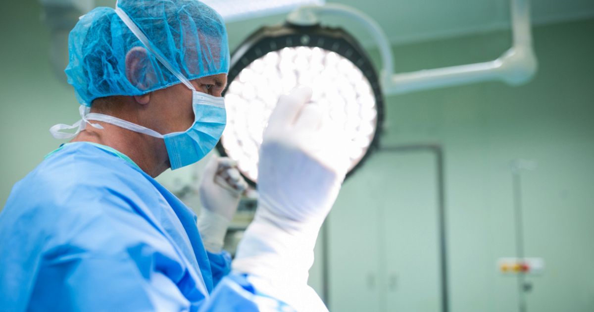 Sai perché i chirurghi entrano in sala operatoria con le mani alzate ... Sai perché i chirurghi entrano in sala operatoria con le mani alzate ...