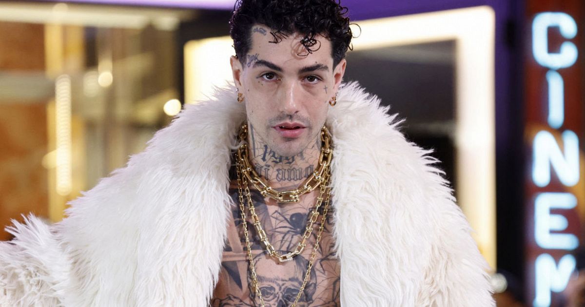 Sanremo 2025, quanto costa la collana che Tony Effe ha indossato alla ...