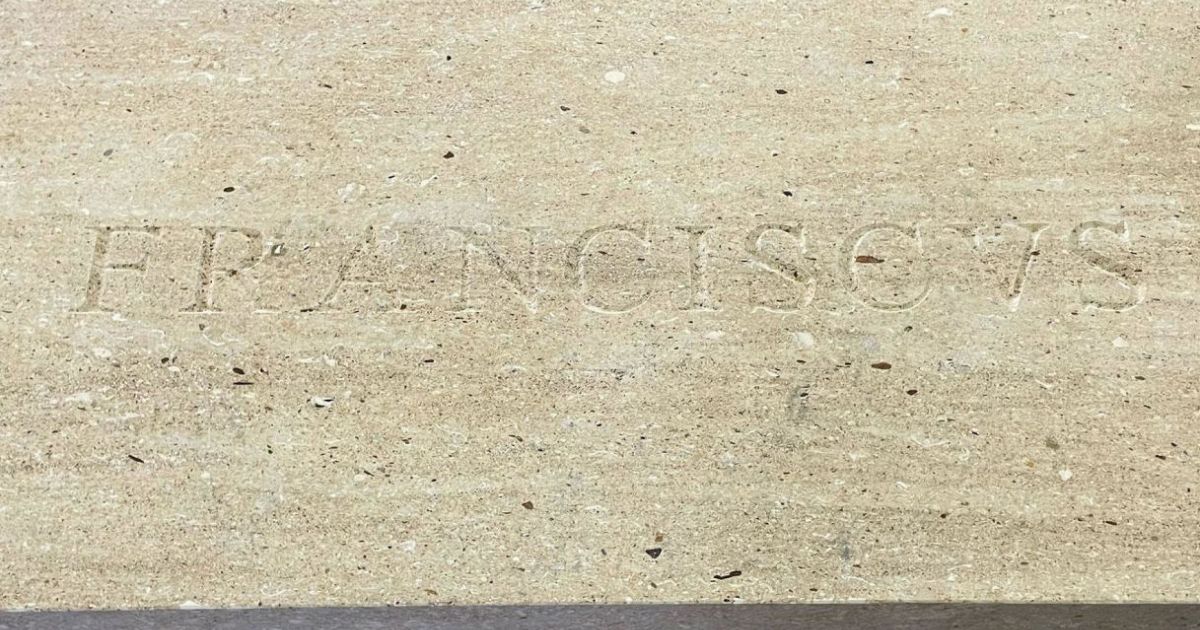 Tomba Papa Francesco, l'errore nella scritta: guarda la sequenza delle lettere