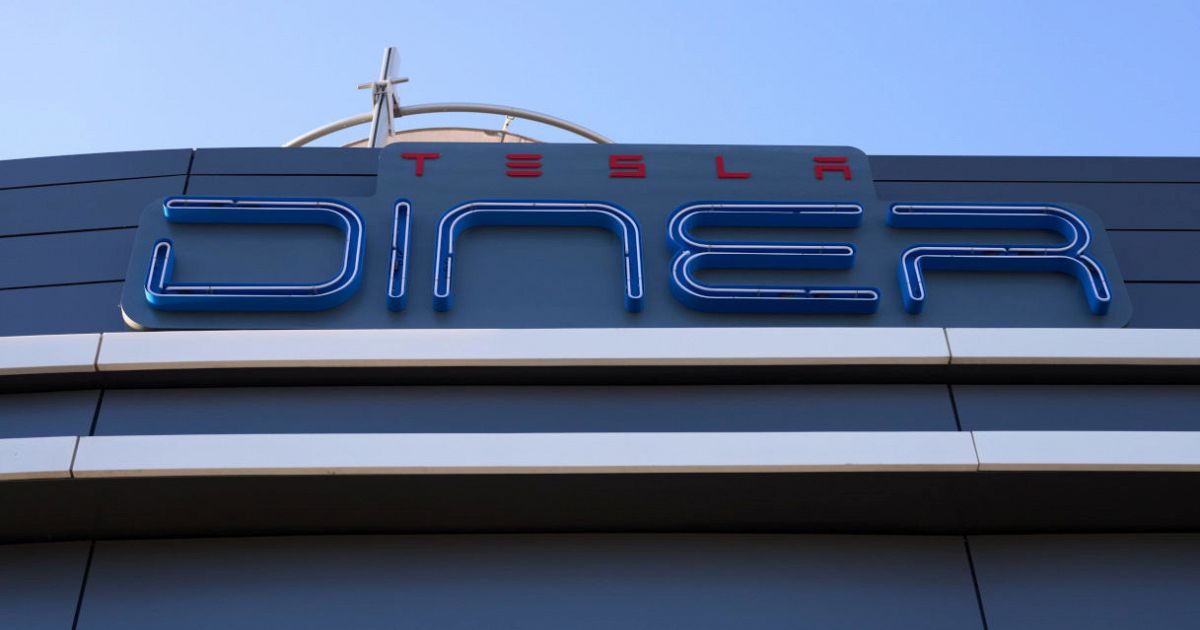 Apre Tesla Diner, il menù a prezzi incredibili: ecco cosa si mangia nel ...
