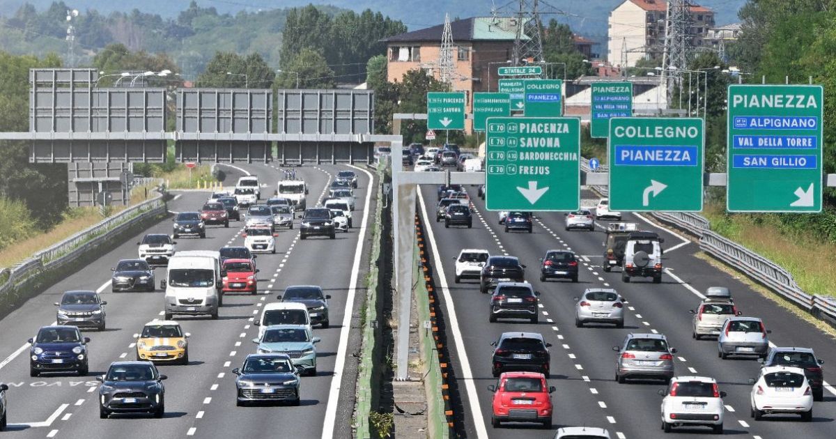 Codice della strada, chi non viaggia a destra in autostrada rischia ...