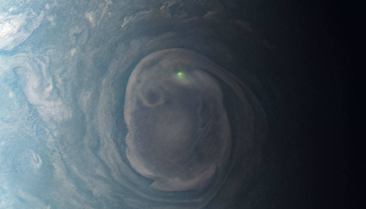 La missione Juno della NASA cattura un fulmine su Giove