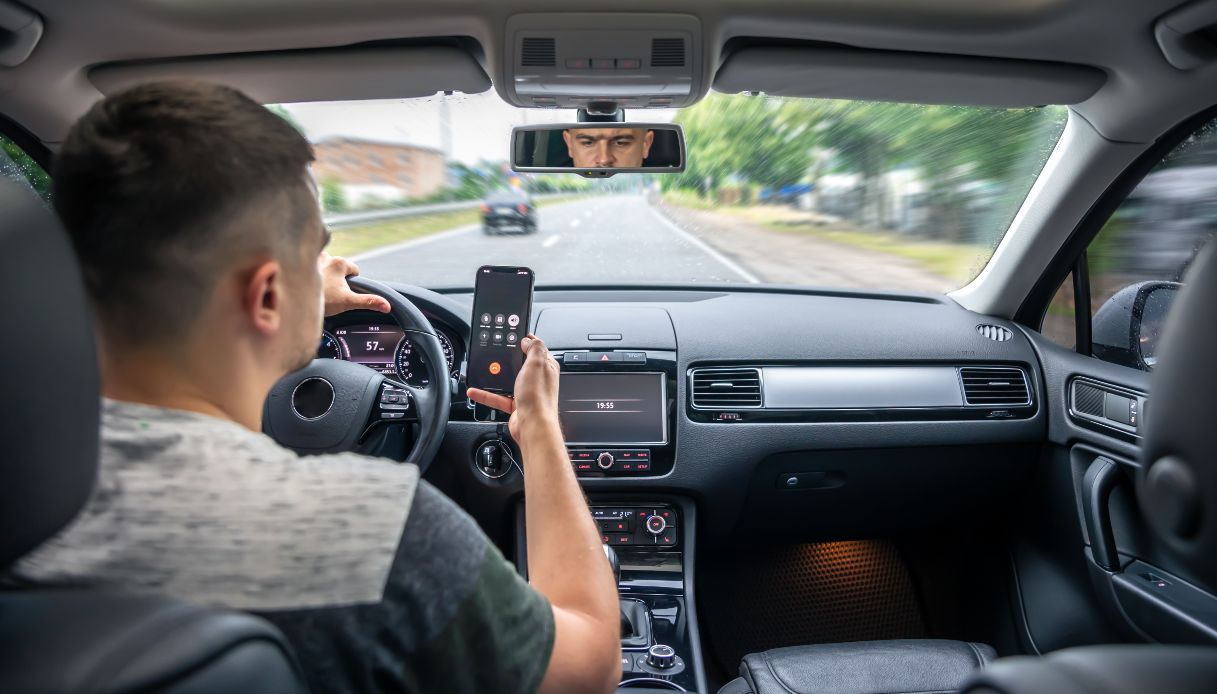 Come funziona la telecamera AI contro chi guida senza cinture e con il ...