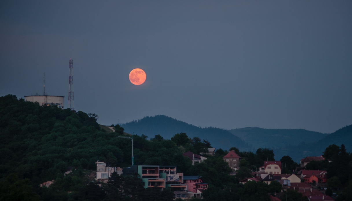 Arriva la Luna piena rosa ad aprile: quando, dove e come vederla