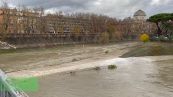 Roma sotto la pioggia: il Tevere esonda e copre le banchine. Video
