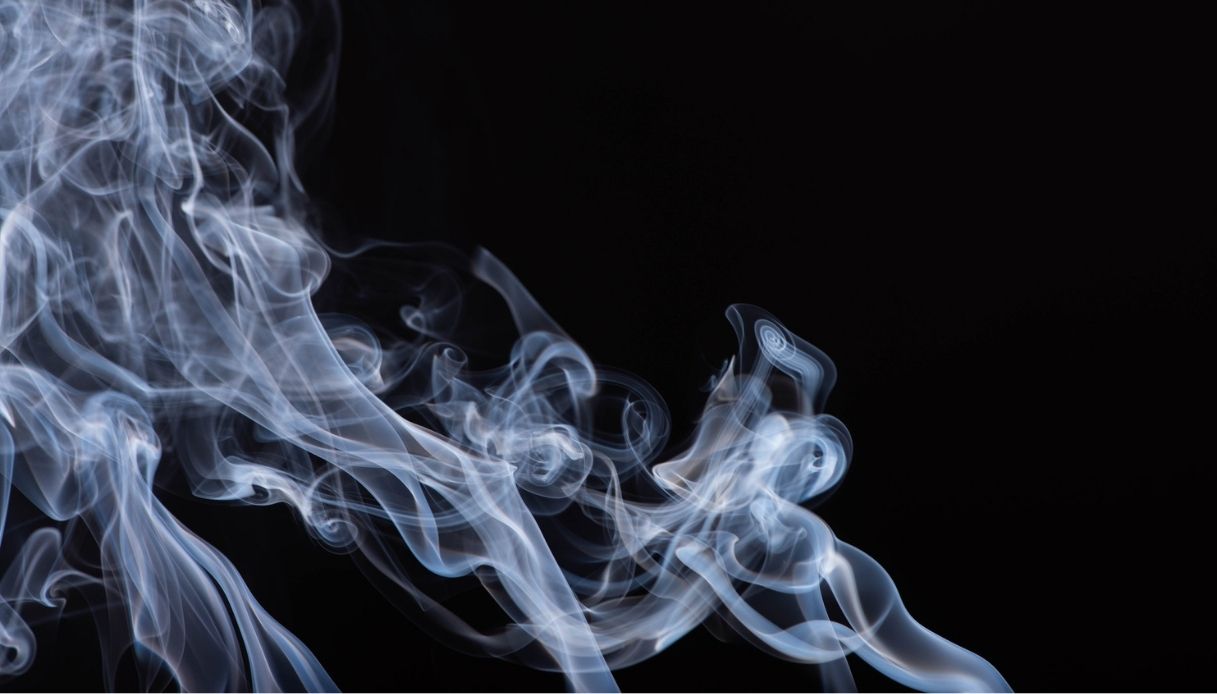 Il fumo va dietro ai belli, origine e significato