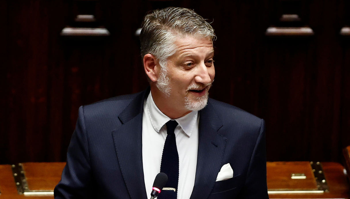 Ministro Giuli, ultimo esame prima della laurea: la contestazione