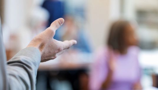 La verità sul video della prof che urla agli studenti per ChatGPT