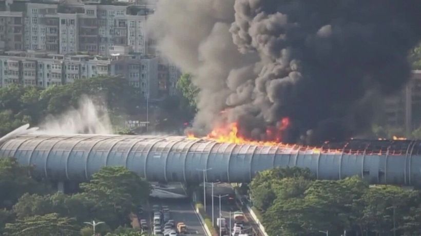 Disastro in autostrada: incidente, fiamme e fumo sull'asfalto