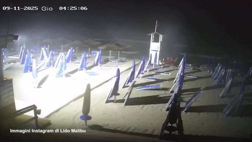 Maltempo in Salento, lettini e sdraio spazzati via da una tromba d'aria ...
