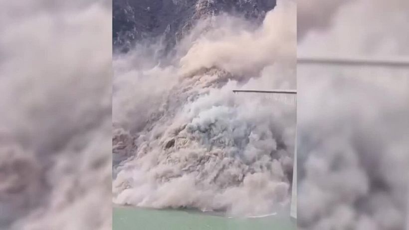Crolla ponte di oltre 700 metri: il video del disastro