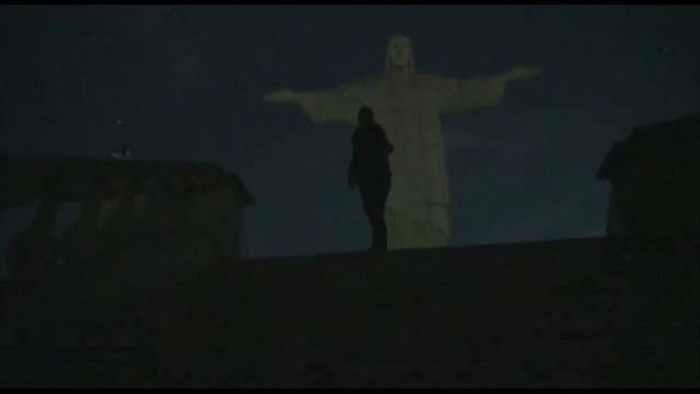 Il Cristo Redentore di Rio de Janeiro si spegne per Vinicius Il Cristo Redentore di Rio de Janeiro si spegne per Vinicius