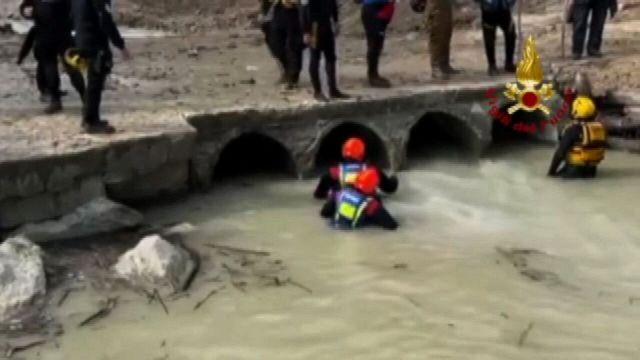 Marche, sommozzatori nel fiume Nevola cercano ultimi due dispersi Marche, sommozzatori nel fiume Nevola cercano ultimi due dispersi