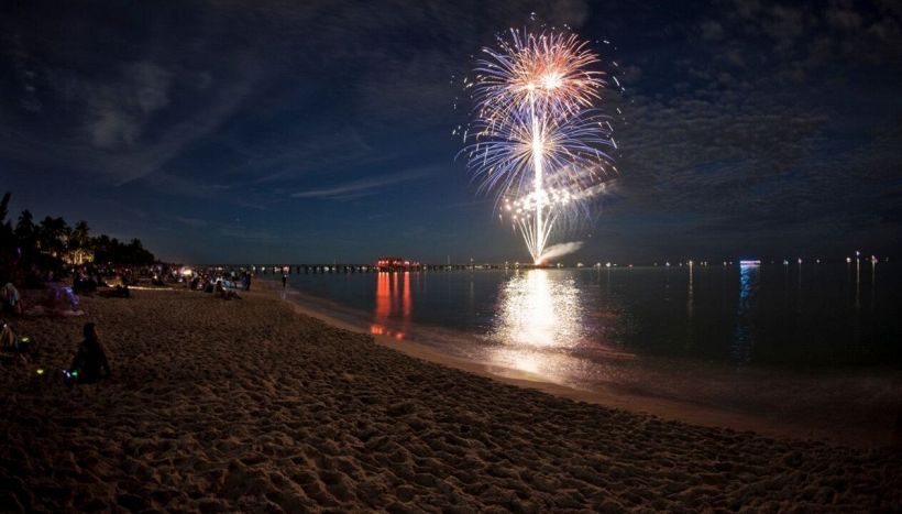 Tende e gazebi in spiaggia, è legale dormire al mare?