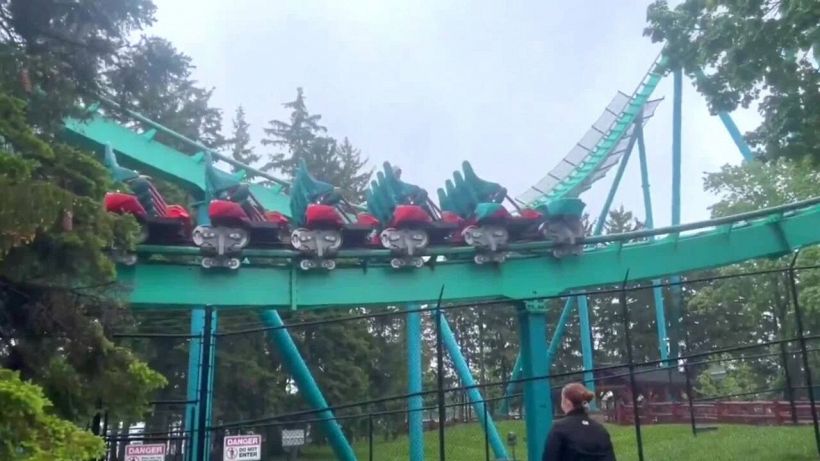 Si fermano le montagne russe: passeggeri restano bloccati nel gelo