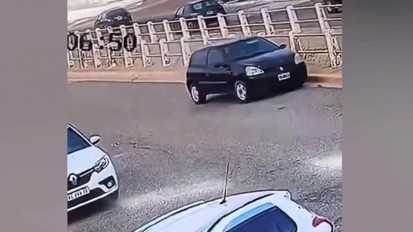 L'incidente è folle: investita dalla sua stessa auto mentre controlla ...