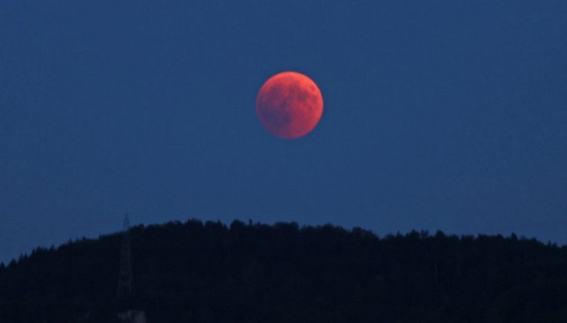 Cos’è l’eclissi lunare rossa e perché avviene
